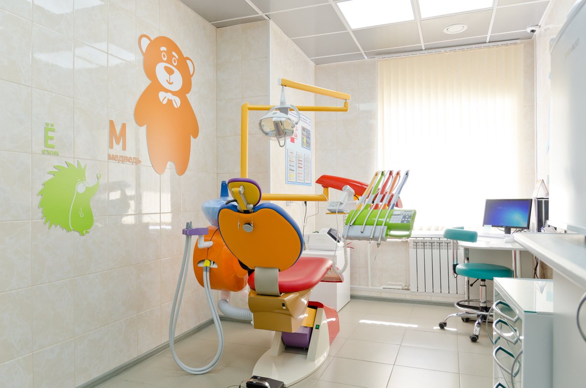 Кузбасская стоматологическая поликлиника на улице 50 лет Октября, 15 (1 ...